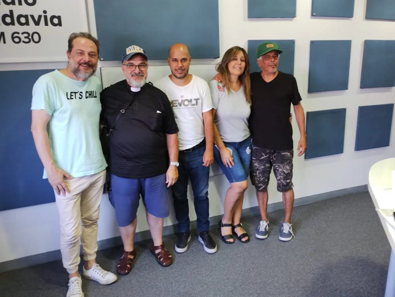 Dos mundos unidos por la música: La historia de Bobby Flores y "El cura ...