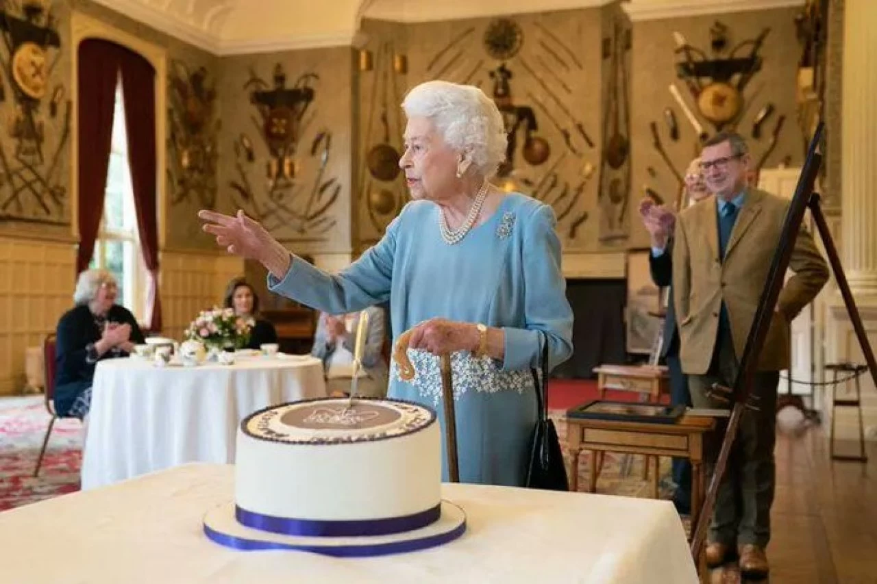 La reina Isabel II cumple 70 años en el trono - Radio Rivadavia AM630